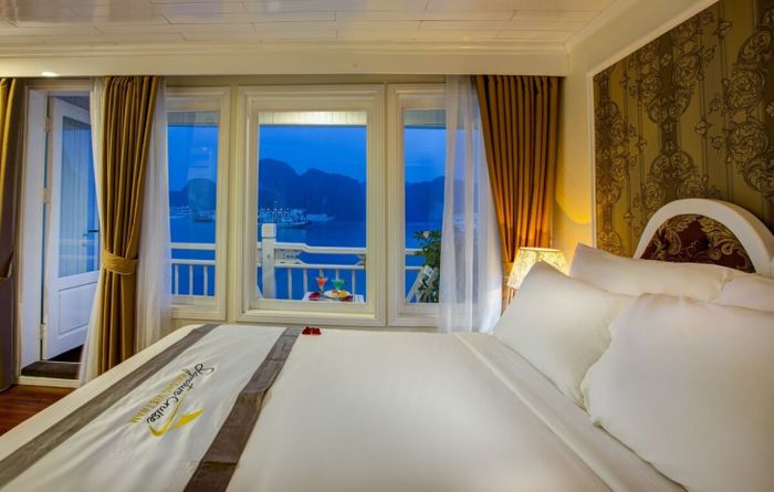 Du thuyền Signature Royal Hạ Long: Khám phá vẻ đẹp kỳ diệu của vịnh Hạ Long trên con tàu gỗ đẳng ...