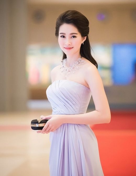 Danh sách kiểu tóc cưới sang trọng, ấn tượng - ALONGWALKER