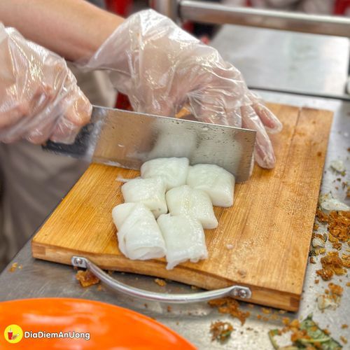 Khám Phá Món Bánh Cuốn Ruột Heo ở quận 5 - ALONGWALKER: Hành Trình Đằng Sau Hương Vị