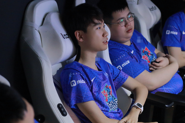 Là lý do chính khiến LNG gục ngã trước EDG, Doinb đối mặt với lời kêu gọi giải nghệ