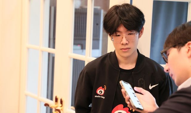 Sau trận thất bại trước RNG, TheShy không ngừng tập luyện suốt đêm và chỉ nghỉ ngơi 5 tiếng.