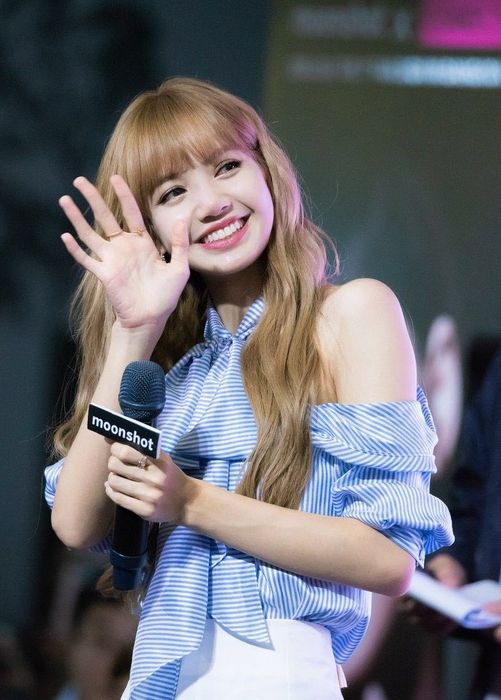 Discover the most stunning images of Lisa Blend