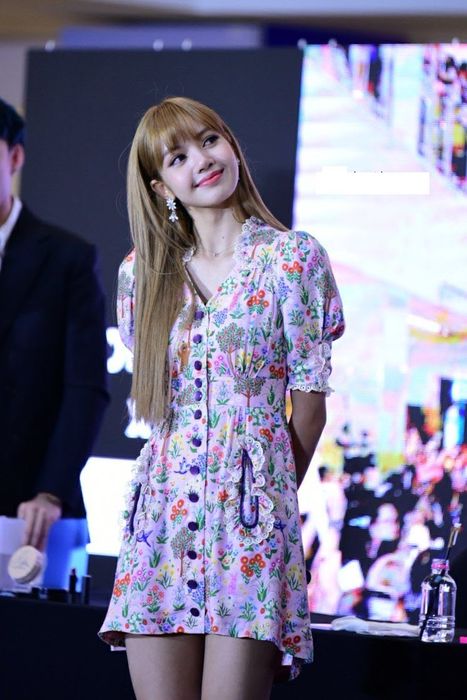 Discover the most stunning images of Lisa Blend