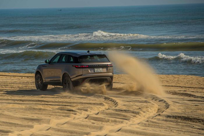 Trải nghiệm lái xe trên cát với bộ ba Range Rover Sport, Velar và Evoque