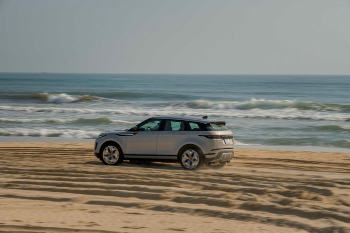 Trải nghiệm lái xe trên cát với bộ ba Range Rover Sport, Velar và Evoque
