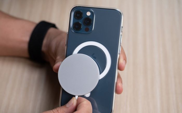 Động thái mới từ FCC: iPhone 13 có thể áp dụng công nghệ sạc MagSafe mới
