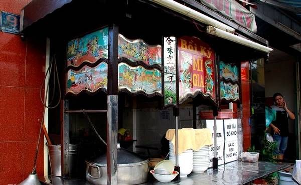 Exploring Saigon's Iconic 60-Year-Old Noodle Stalls