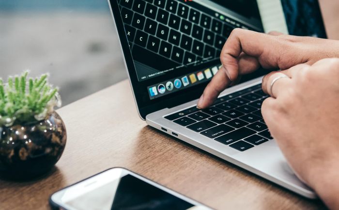 Trên thanh Touch Bar của MacBook, Apple dự kiến sẽ tích hợp công nghệ Force Touch từ bằng sáng ...