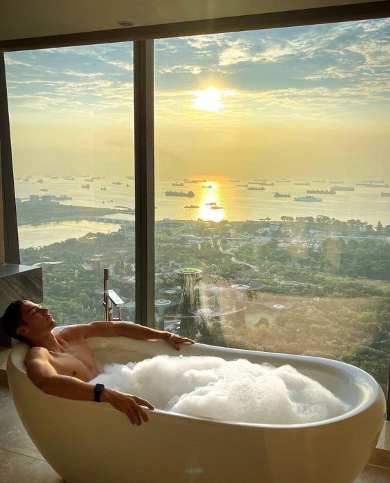 Immerse yourself in the world's largest infinity pool at Marina Bay ...