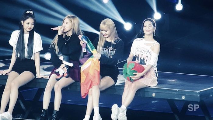 Adorable group snapshots of Blackpink