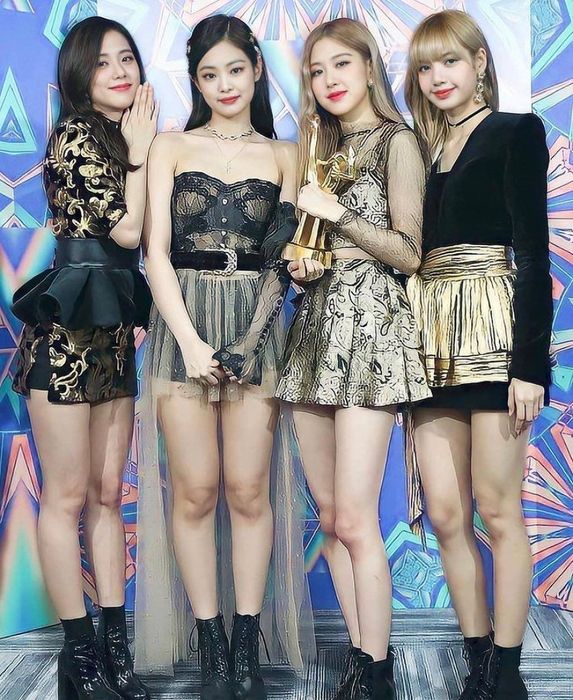 Adorable group snapshots of Blackpink