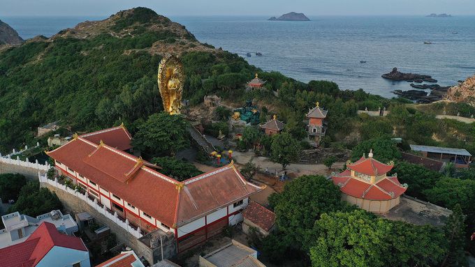 Bức tranh hùng vĩ của Biển Quy Nhơn từ trên cao - Mytour