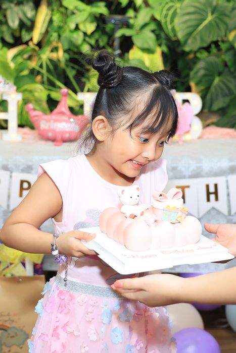 Anna, con gái của cặp đôi vũ công nổi tiếng Khánh Thi - Phan Hiển, vui ...