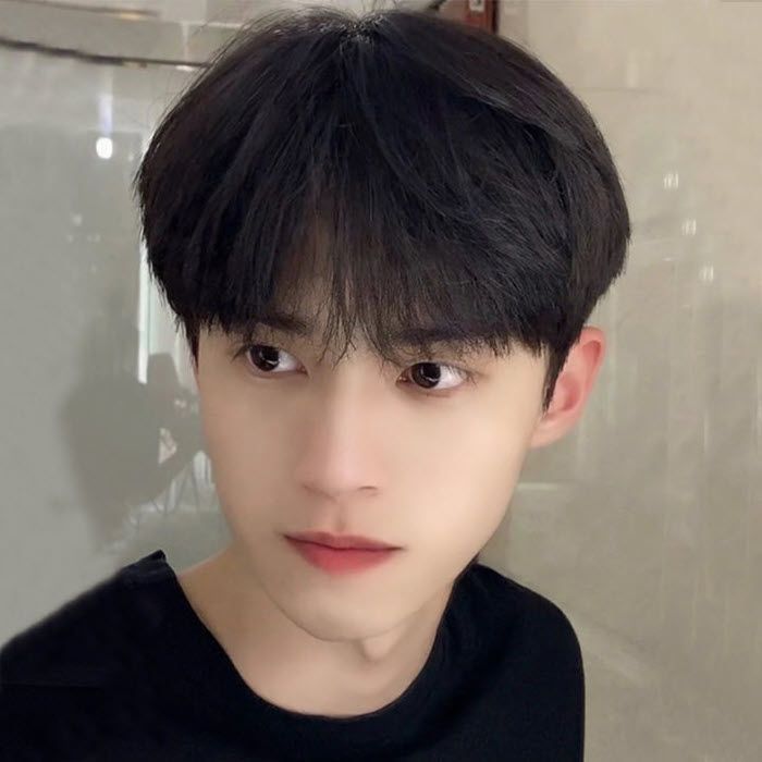 The best hairstyles for men with long, slim faces and high foreheads.