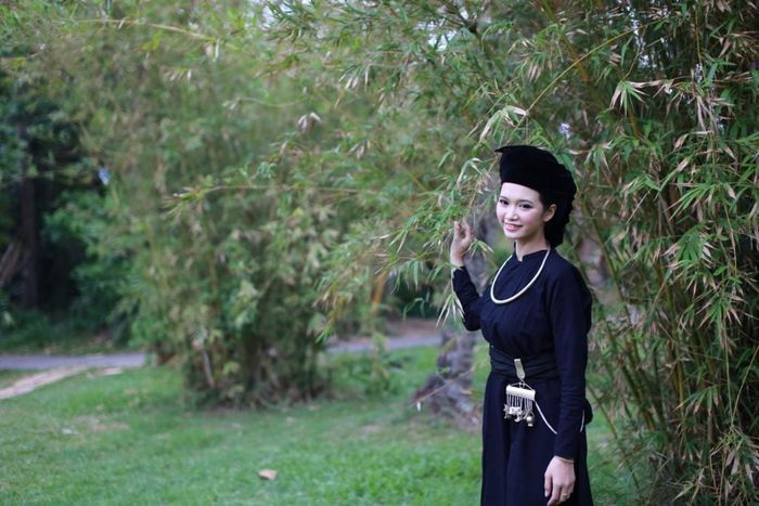 The simple yet elegant beauty of the traditional attire of the Tày ...