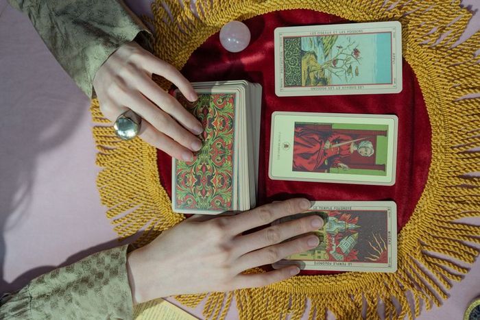 Decoding the Symbolism of the Strength Tarot Card | Mytour
