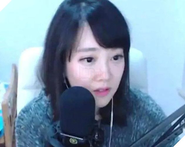 Phát hiện vẻ đẹp thời trẻ của nữ streamer nổi tiếng, fan hâm mộ quay lưng