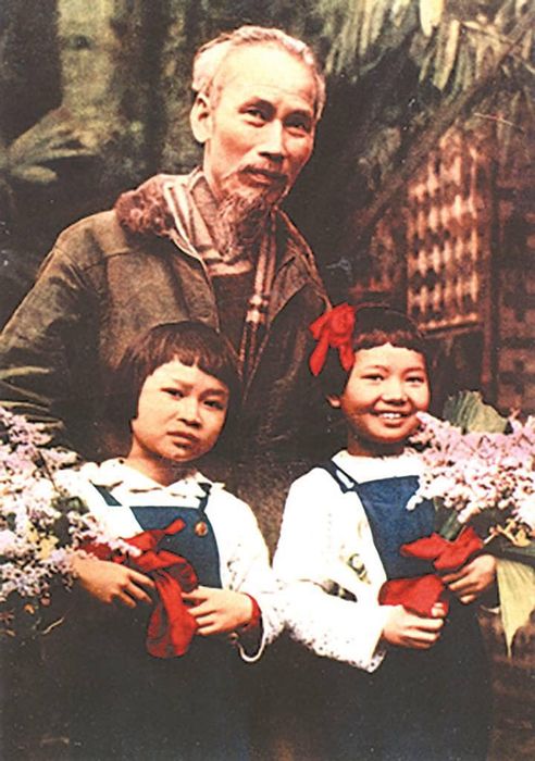 Beautiful images of Uncle Ho with the lovely children