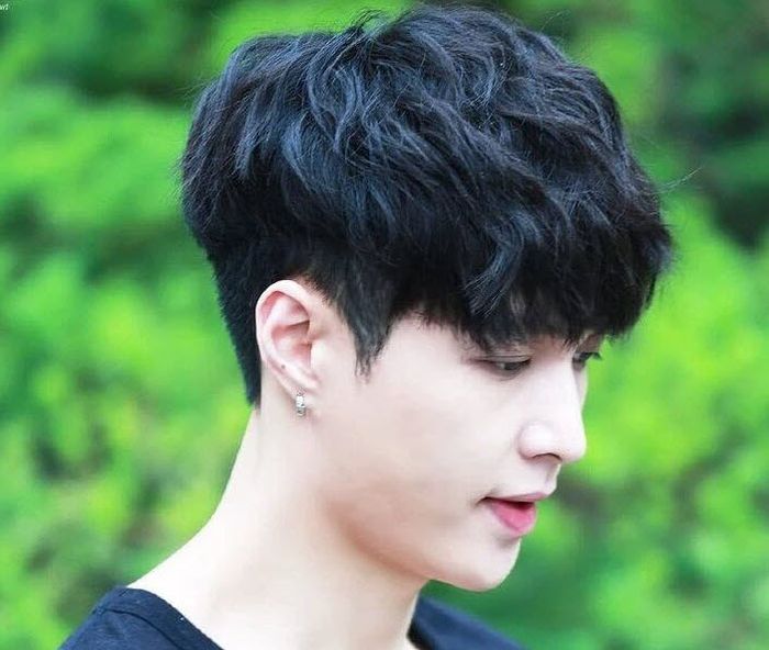 The best hairstyles for men with long, slim faces and high foreheads.